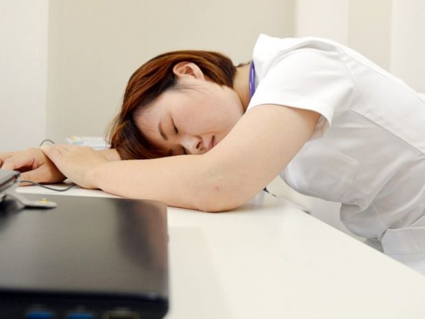 看護師が夜勤で仮眠を取る方法は？上手に疲労を軽減させるコツをご紹介！｜レバウェル看護 お役立ち情報